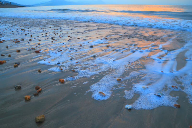 Onde Vaghe Ad Alba Sulla Spiaggia Immagine Stock - Immagine di litorale ...
