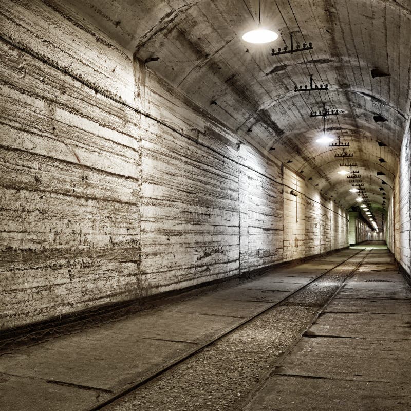 Ondergrondse Bunker Uit De Koude Oorlog Stock Foto - Image of gang ...