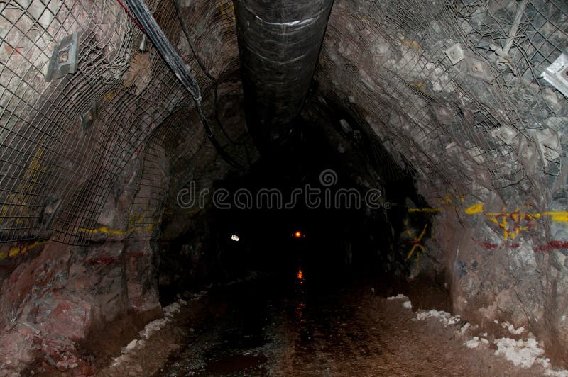 Ondergrondse Mijnbouwtunnel Stock Afbeelding - Image of mijnbouw ...
