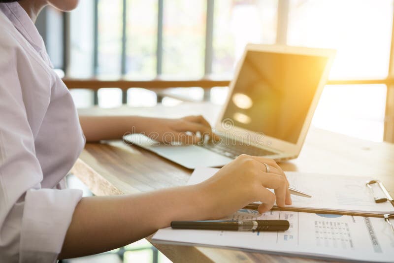 Onderneemster Die Laptop Computer Met Behulp Van Op Het Werk Jong ...