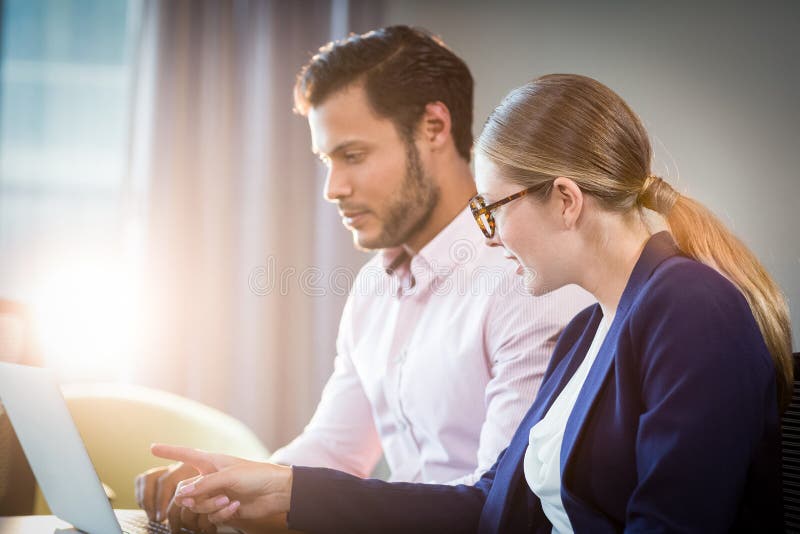 Onderneemster Die En Een Persoon Kiezen Van Groeps Mensen Pictogrammen ...