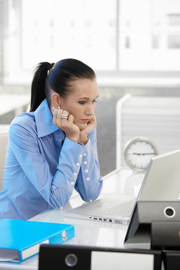 Onderneemster Die Zich Op Het Computerwerk Concentreert Stock ...