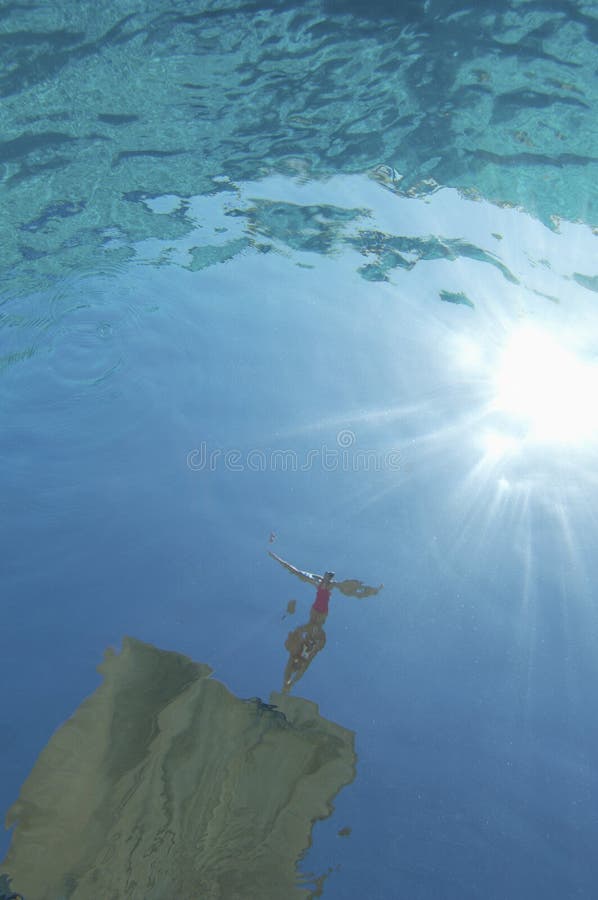 Zwemmers Duiken in De Oceaan Van Een Oud Houten Dek Platform Door De ...