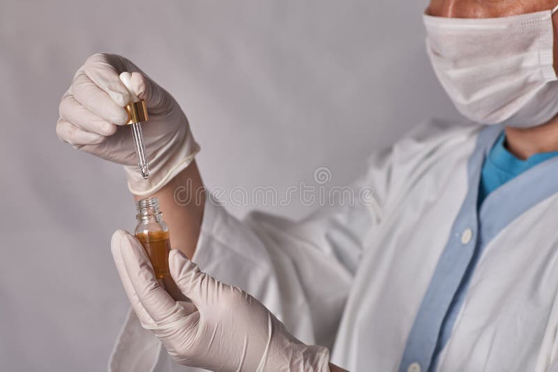Onderzoekers Een Oplossing Voor Handmixen Via Een Pipet Stock Foto ... Onderzoekers Een Oplossing Voor Handmixen Via Een Pipet Stock Foto ...