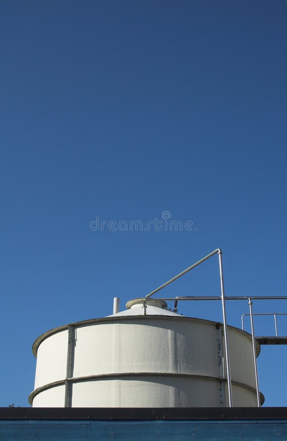 One tank 库存照片. 图片 包括有 复制, 行业, 蓝色, 影子, 金属, 天空, 空白, 空间 - 11355852