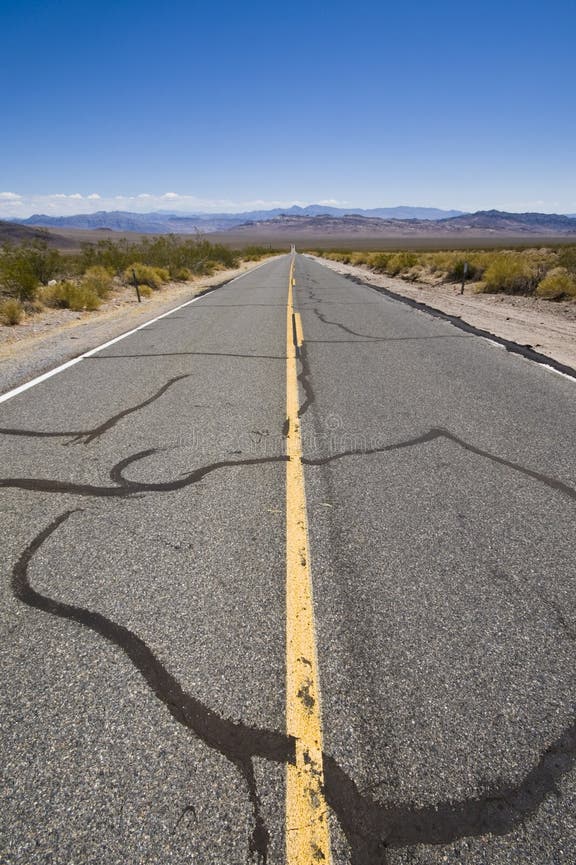 Oneindige Weg stock afbeelding. Image of groot, bewolkt - 12890367