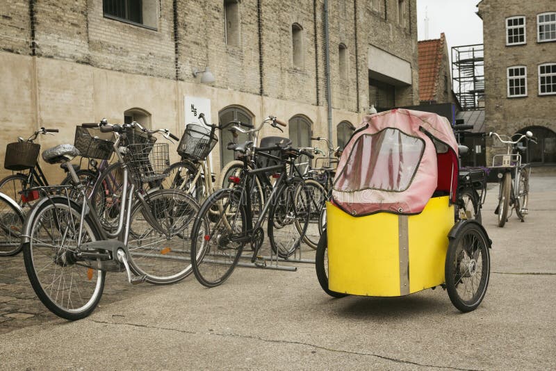 Gele Fiets Van Een Brievenbesteller Redactionele Afbeelding - Image of ...