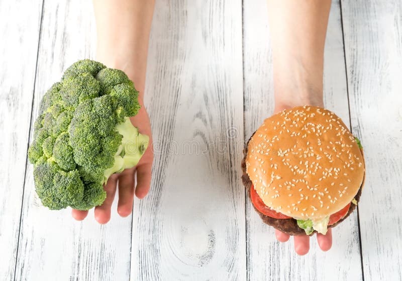 Ongezond Versus Gezond Voedsel Stock Foto - Image of vrucht, dieet ...