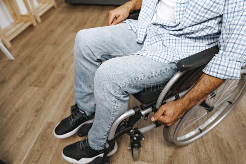 Onherkenbaar Gehandicapte Man Die In Een Rolstoel Zit Stock Afbeelding
