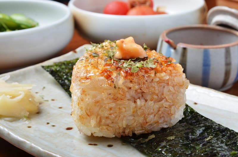 Onigiri. Triangle De Riz Avec Des Algues De Nori Image stock - Image of ...