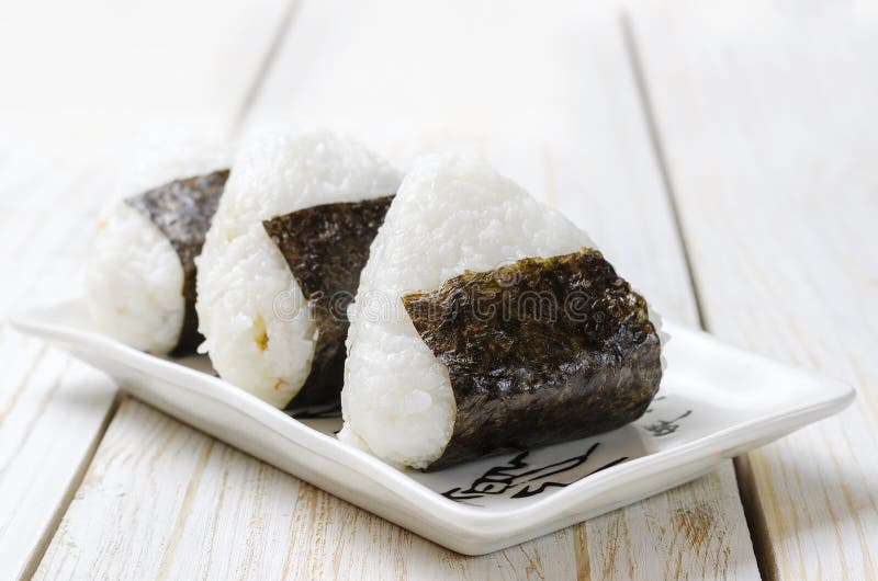 Onigiri de triangle image stock. Image du triangulaire - 12334371