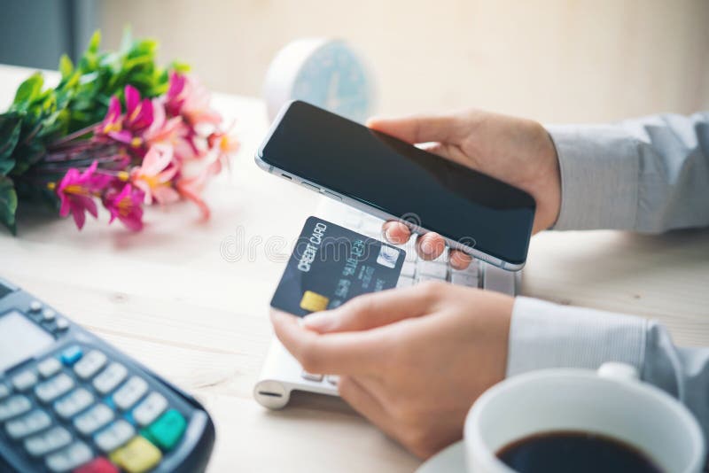 Het Betalen Van Elektronische Rekening Met Smartphone Digitale Internet ...