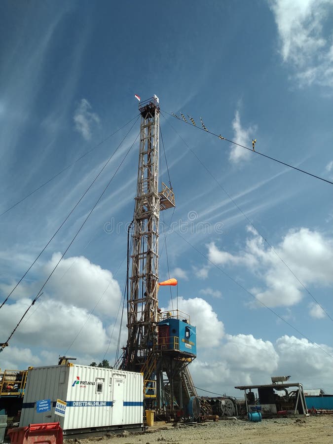 Onshore Rig Tower and the Bright Sky Editorial Image - Image of onshore ...