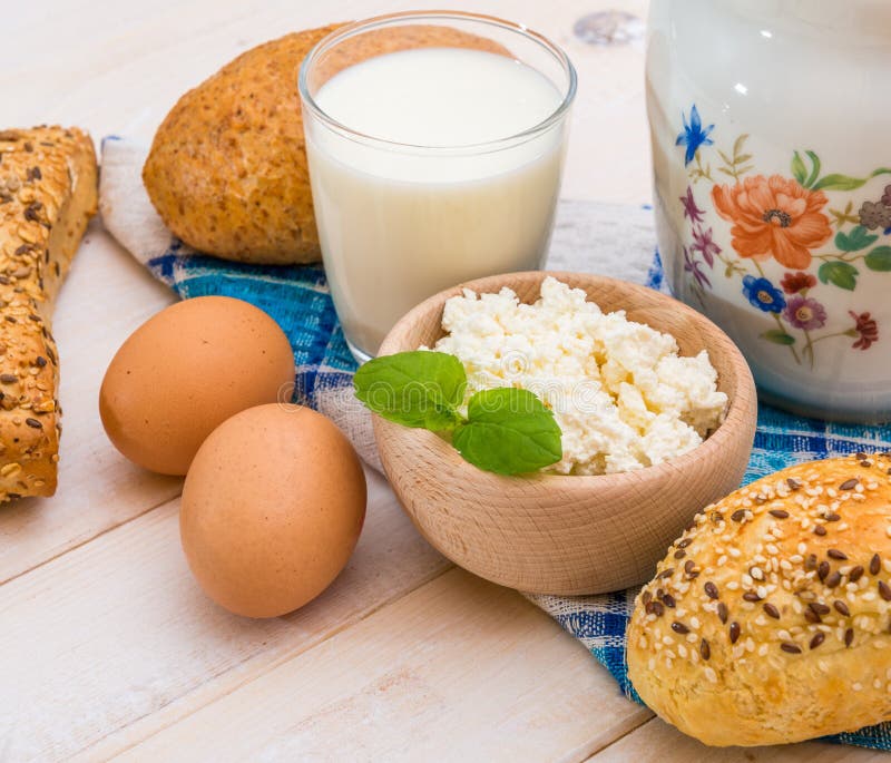 Ontbijt Van Kaas, Melk, Brood En Eieren Stock Foto - Image of voeding ...