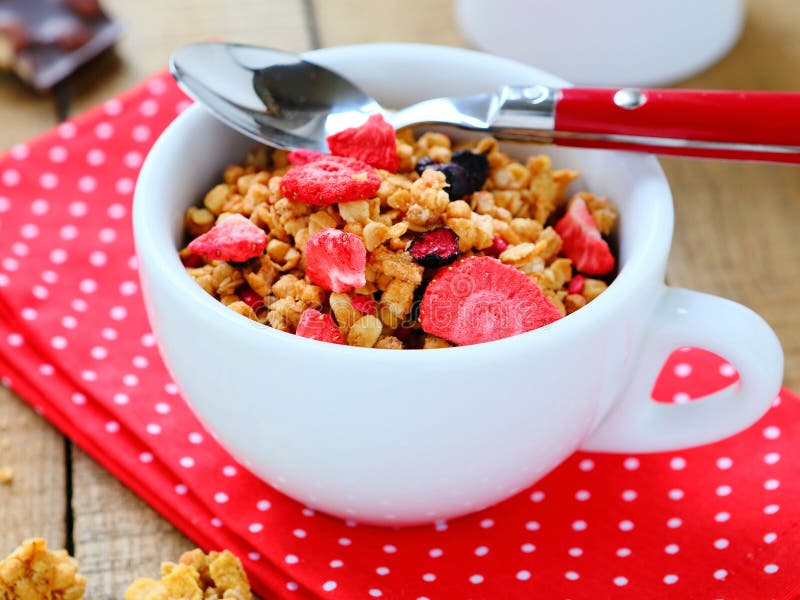 Gietende Melk Over Gezonde Granola Met Droge Vruchten Voor Ontbijt ... Gietende Melk Over Gezonde Granola Met Droge Vruchten Voor Ontbijt ...