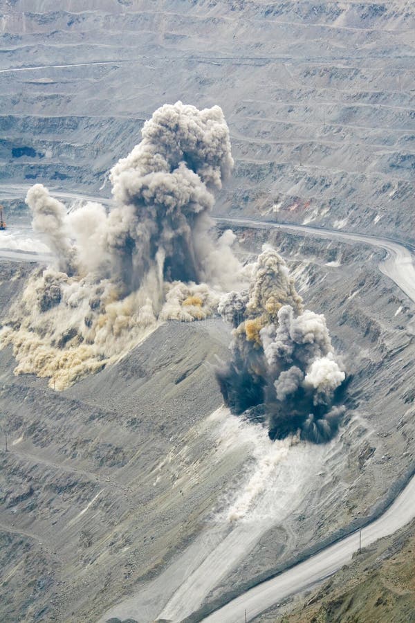 Ontploffing stock afbeelding. Image of stof, kalksteen - 16721581