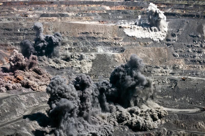 Ontploffing in Open - Gegoten Mijn Stock Foto - Image of landschap ...