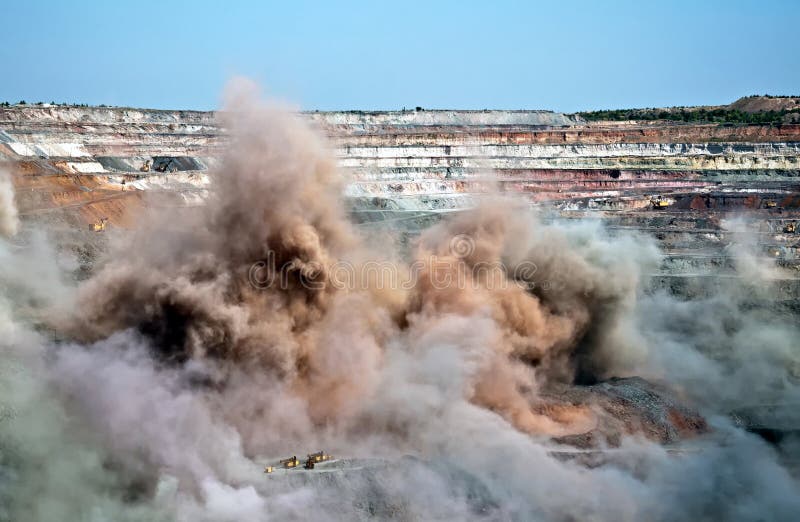 Ontploffing in Open - Gegoten Mijn Stock Foto - Image of stof, actie ...