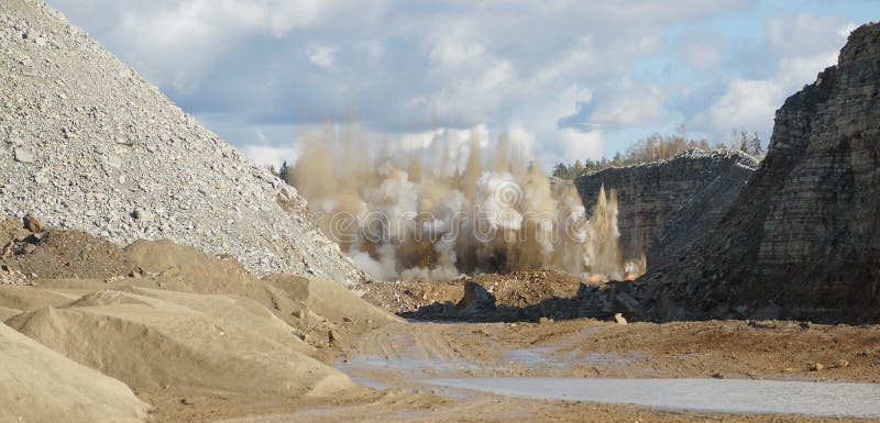 Ontploffing in open kuil stock afbeelding. Image of gegoten - 12663445