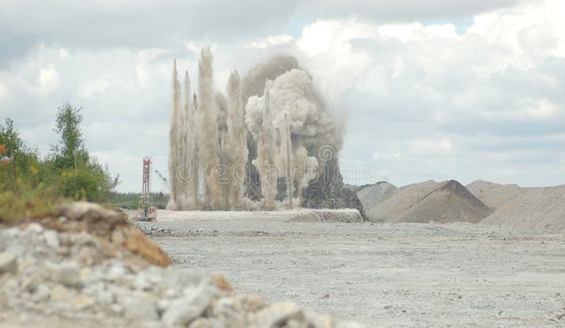 Ontploffing in open kuil stock foto. Image of vernietiging - 14784978