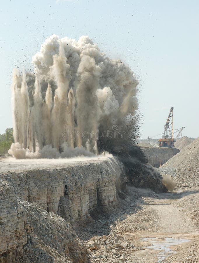 Ontploffing in open kuil stock foto. Image of kalksteen - 21971890