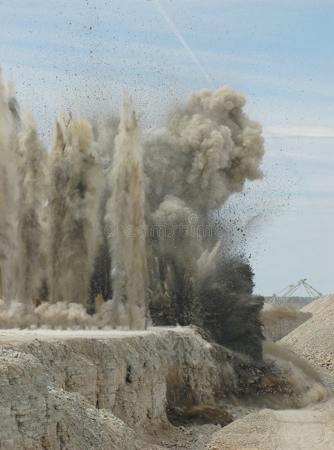 Ontploffing in open kuil stock afbeelding. Image of gegoten - 12663445