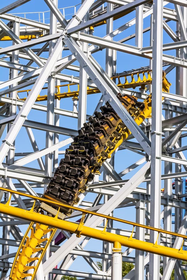 Ontwerp Van De Achtbaan Bij Een Pretpark Stock Foto - Image of ...