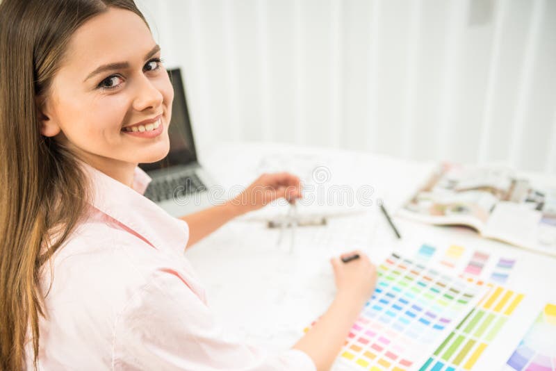 Grafische Ontwerper Op Het Werk De Steekproeven Van De Kleur Stock Foto ...