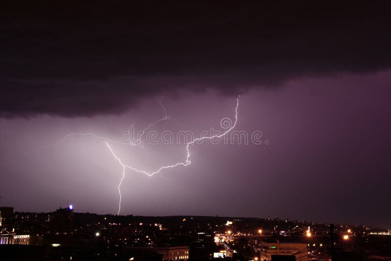De bouten van de bliksem stock foto. Image of nacht, elektriciteit ...