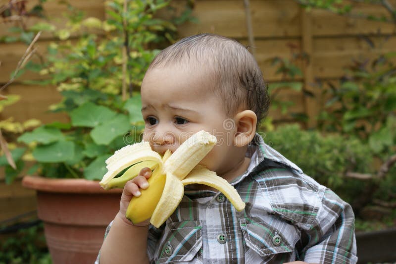 Onzekere baby en banaan 2 stock foto. Image of voeding - 9545168
