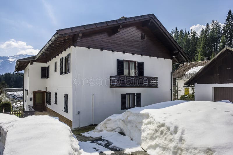 Oostenrijks de winterhuis stock foto. Image of schilderachtig - 62375218
