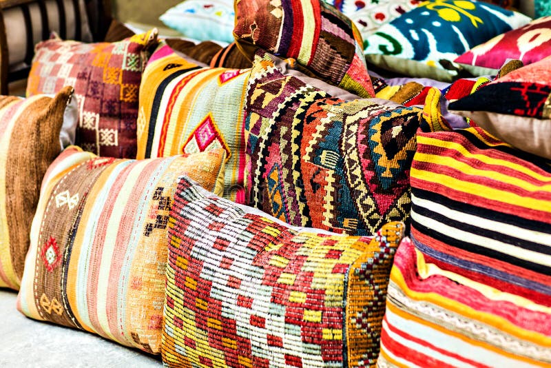 OOSTERSE KUSSENS stock foto. Image of decor, binnenlands - 56976736