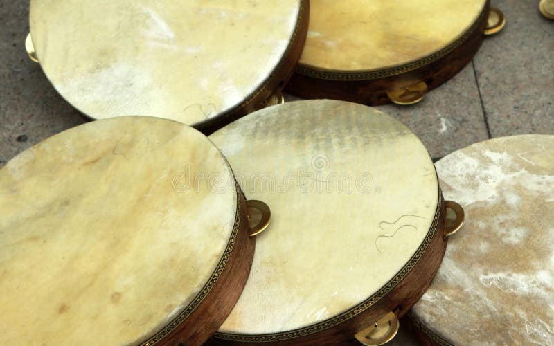 Turkse Tamboerijn Of Trommel Traditionele Oude Tamboerijn Op Wit ...