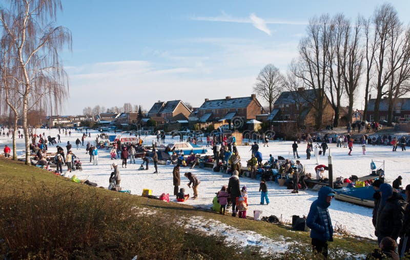 Op Het Ijs in Een Nederlands Dorp. Redactionele Stock Afbeelding ...