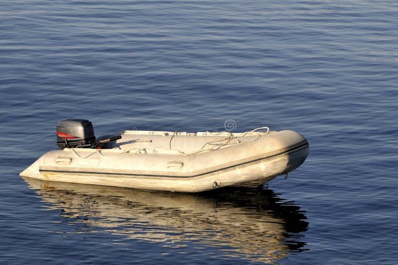 Opblaasbare boot stock foto. Image of zwevend, meer, marine - 17108612