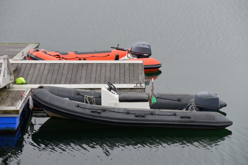 Opblaasbare Boot Bij De Houten Pijler Op Het Meer Stock Afbeelding ...