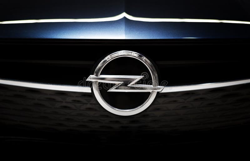 Nahaufnahme Des Opel-Logos Auf Die Front Des Autos Redaktionelles ...