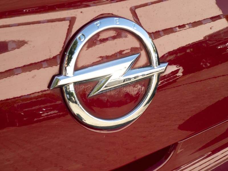 Opel-Emblem Auf Einem Roten Auto Redaktionelles Stockfoto - Bild von ...