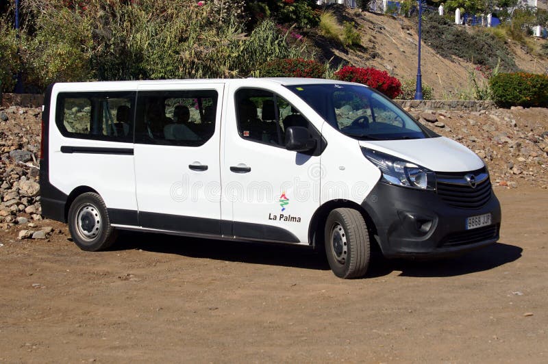 Opel Vivaro 9 Assentos Mini Bus Foto Editorial - Imagem de carro ...