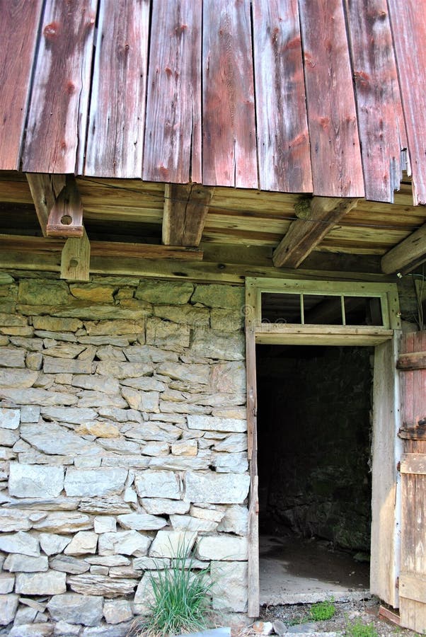 An open barn door stock image. Image of barn, farmhouse - 90587379
