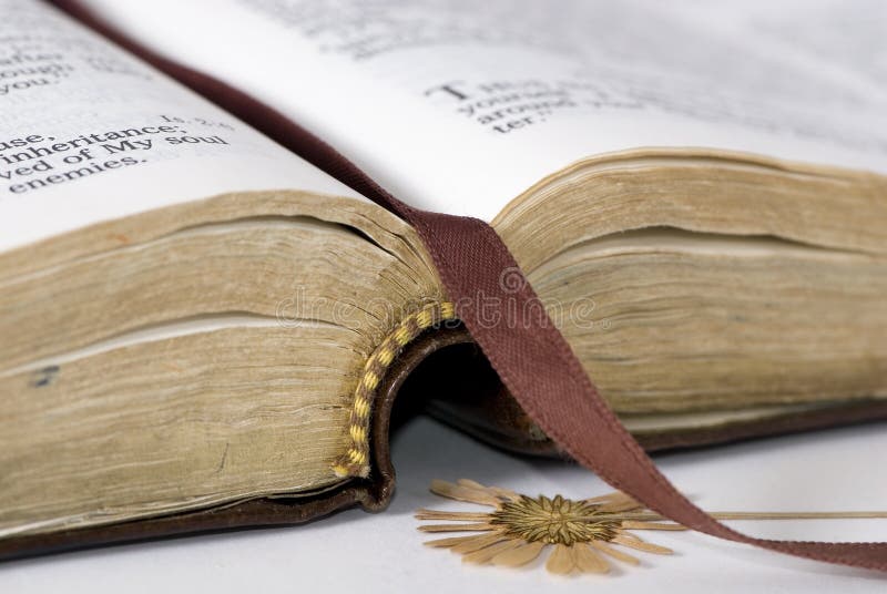 Het leggen van Bijbel stock foto. Image of hard, schijnwerper - 1900990