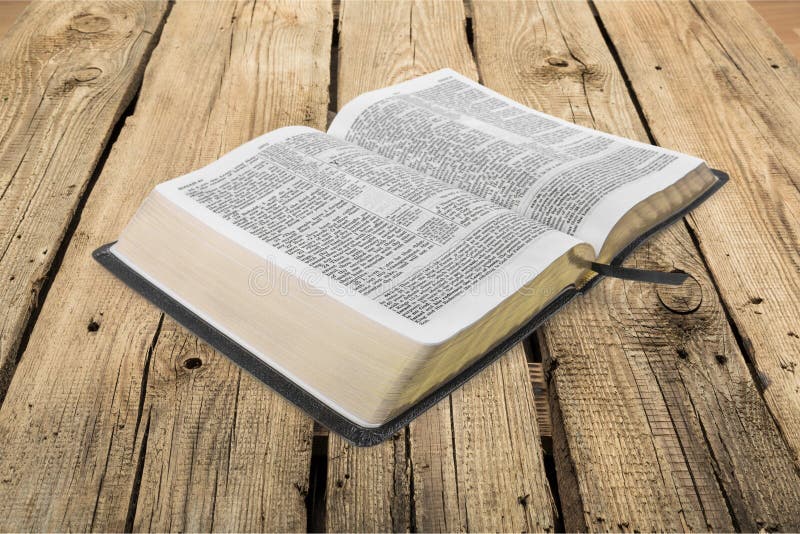 Open Bijbel Met Kruisbeeld Erachter Pictogram Stock Afbeelding - Image ...