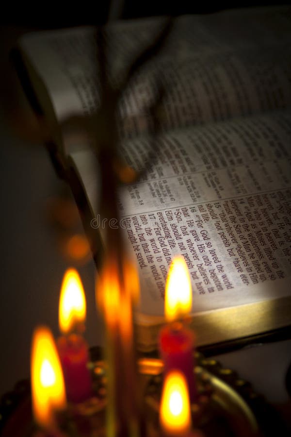 Open bijbel stock foto. Image of godsdienst, bijbel, spiritualiteit ...