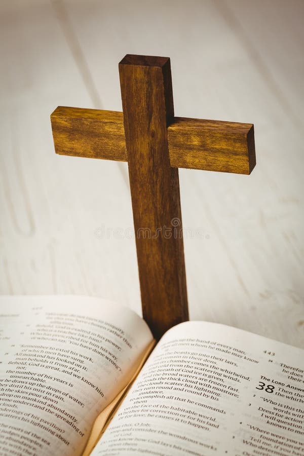 Open Bijbel En Houten Kruis Stock Afbeelding - Image of hout, katholiek ...
