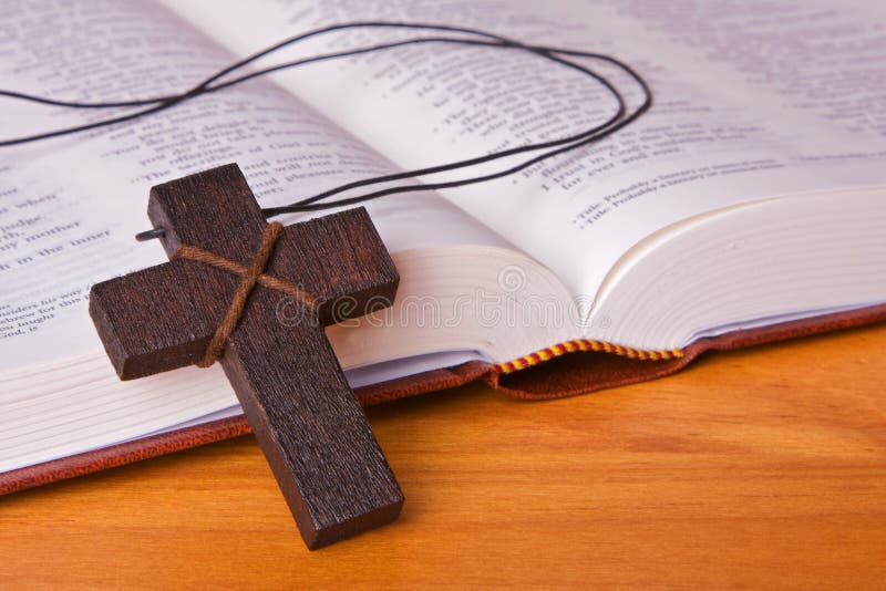 Open bijbel met kruis stock foto. Image of christen, bijbel - 4544918