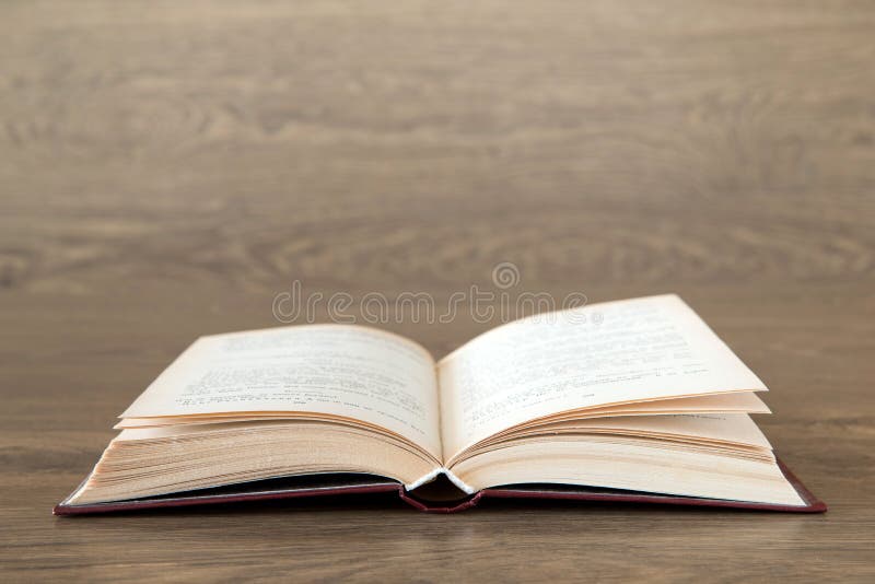 Open boek stock afbeelding. Image of geschiedenis, bruin - 38385695