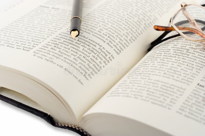Open boek, pen en glazen stock foto. Image of verbindend - 494388