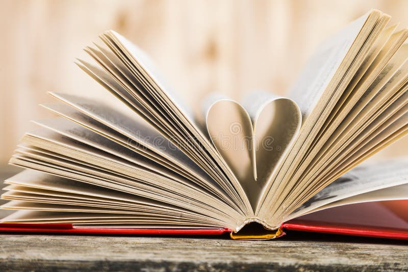 Open Boek Op Een Houten Lijst Stock Foto - Image of sluit, onderwijs ...