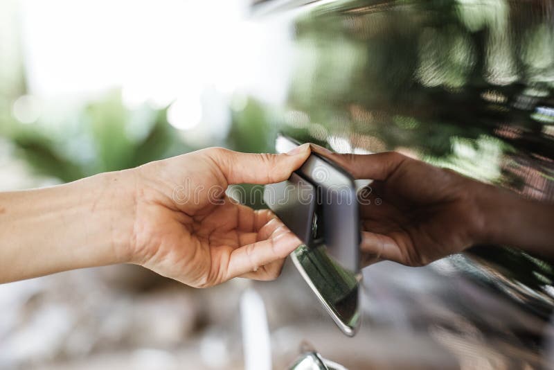 Deur Hand Van De Bedrijfsvrouwen De Open Auto Stock Afbeelding - Image ...