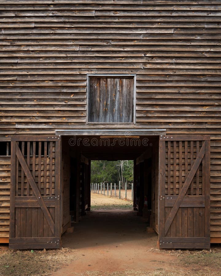 Open Deuren Van Oude Houten Schuur Stock Afbeelding - Image of ...